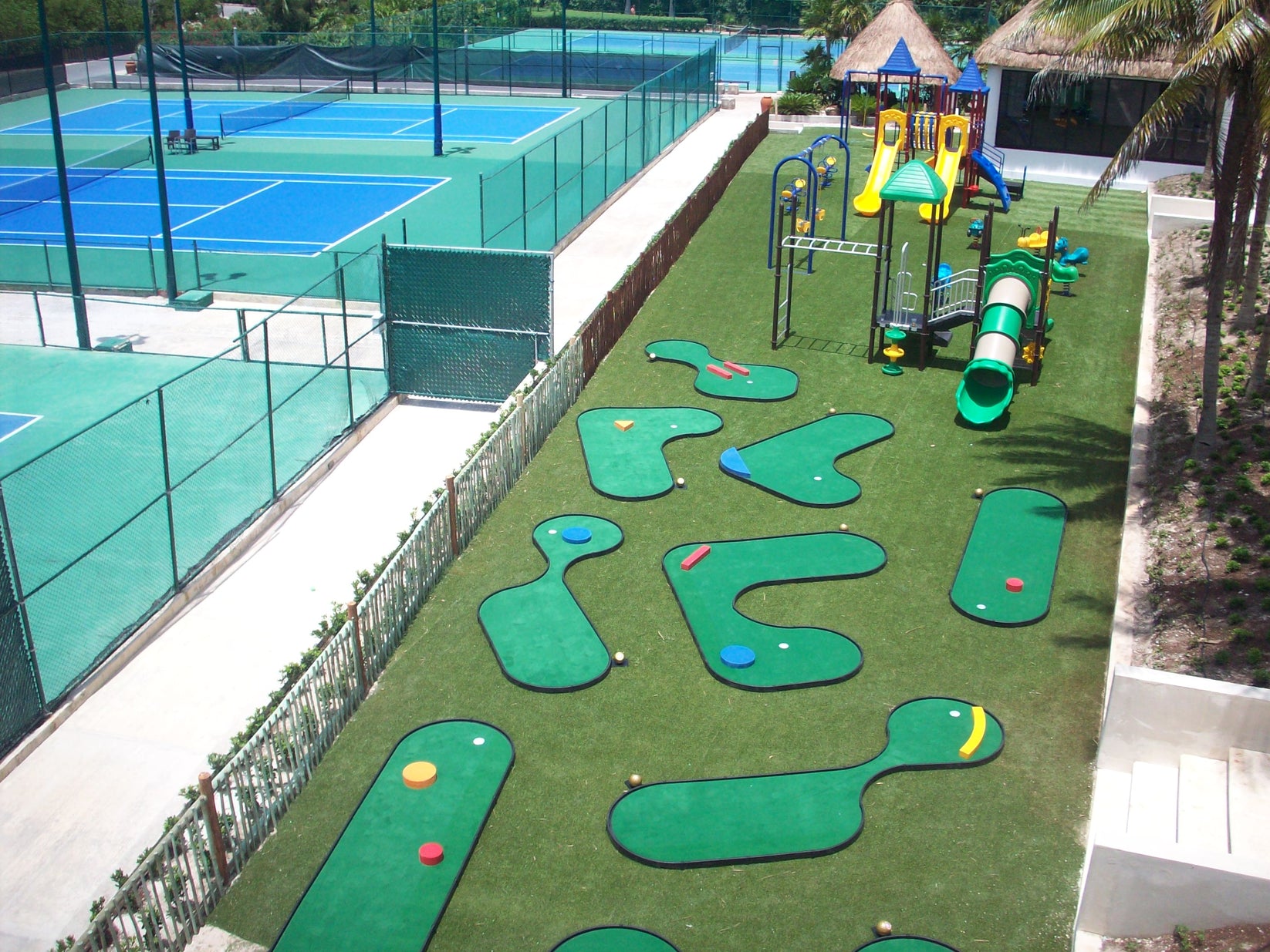 Mini Links Junior 9 Hole Miniature Golf Course ...